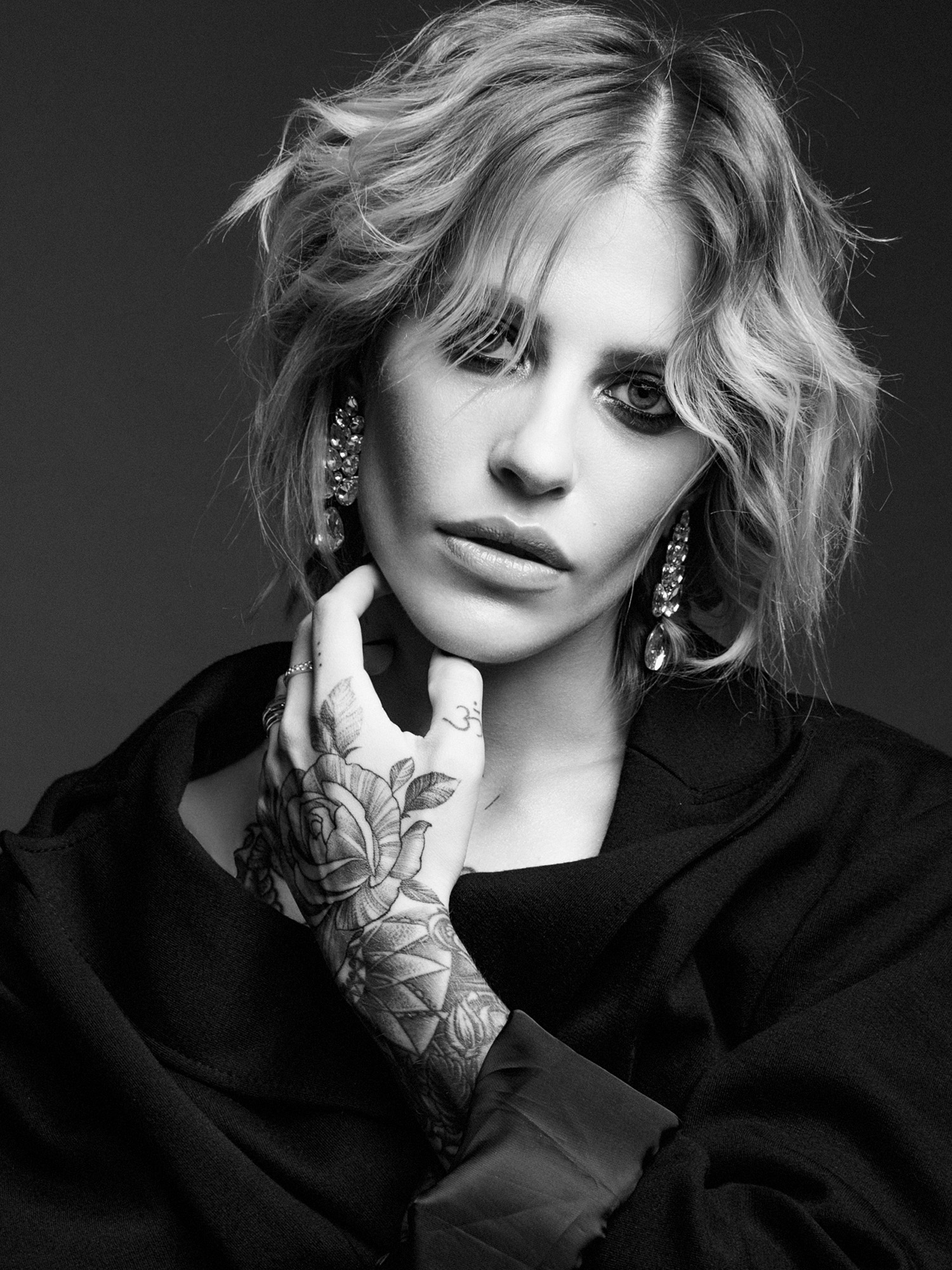 FASHION EDITORIAL – BLACK GLASS - Solis Magazine Online